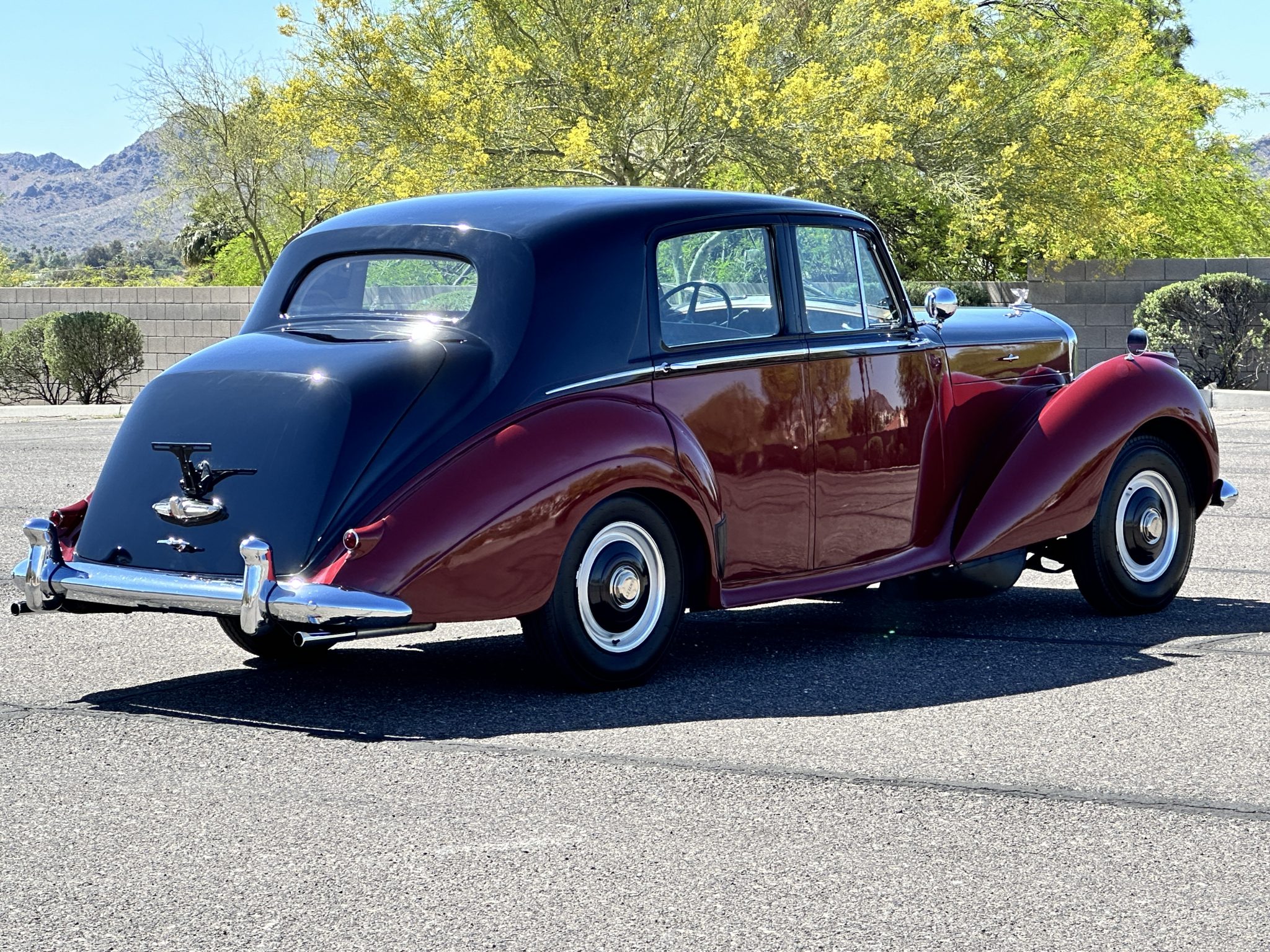 1954 Bentley R-Type Saloon - Classic Promenade